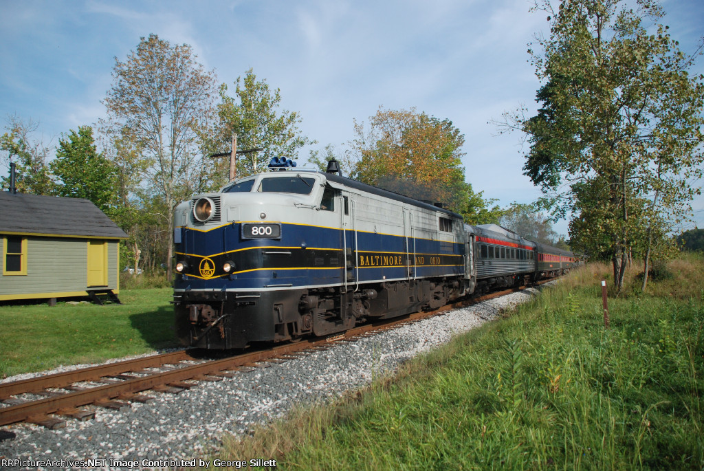 800 heads South with the Scenic train.